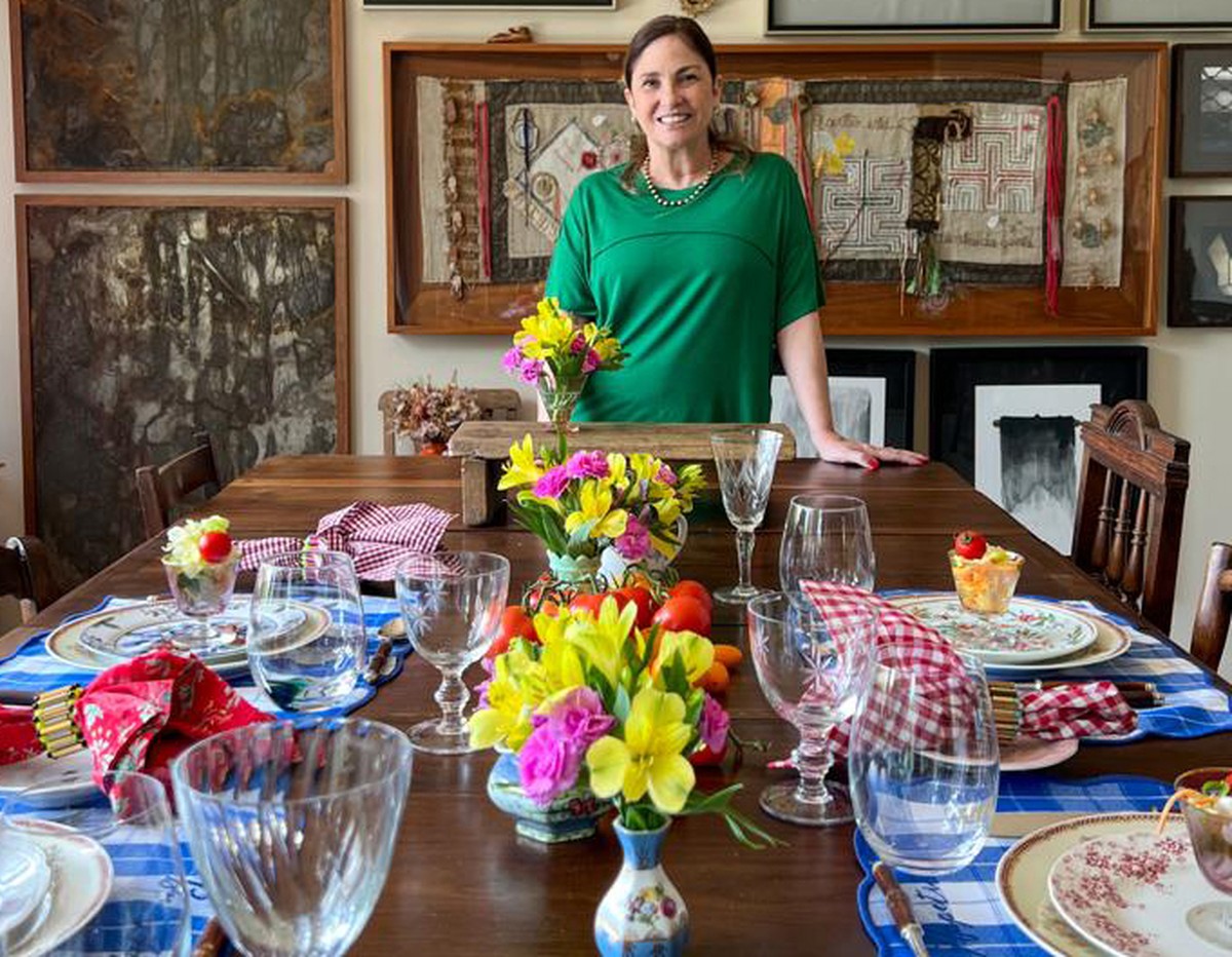 Como montar uma mesa posta de verão simples e charmosa com flores