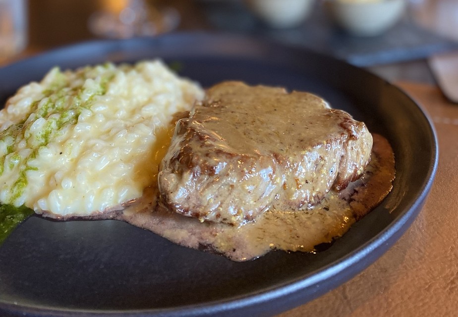 Receita saborosa de steak dijon com risoto de grana padano ...