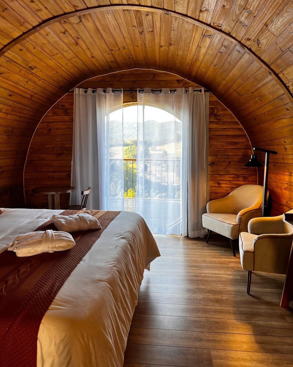 Dormir em um barril, como o Chaves, é possível neste hotel em Minas Gerais