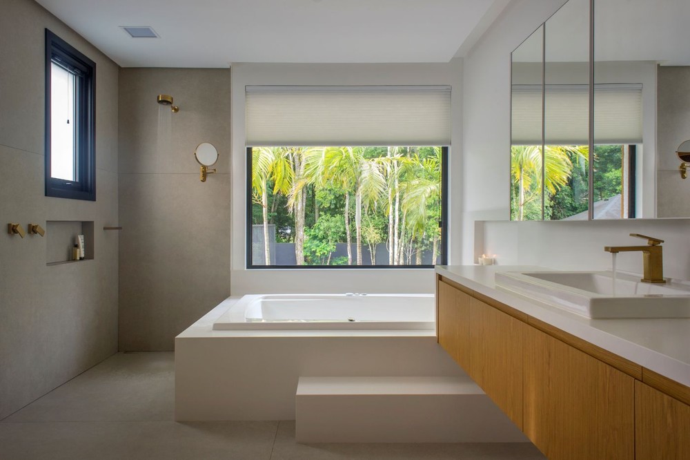 Banheiro com nichos embutidos: dicas para escolher a altura e os ...