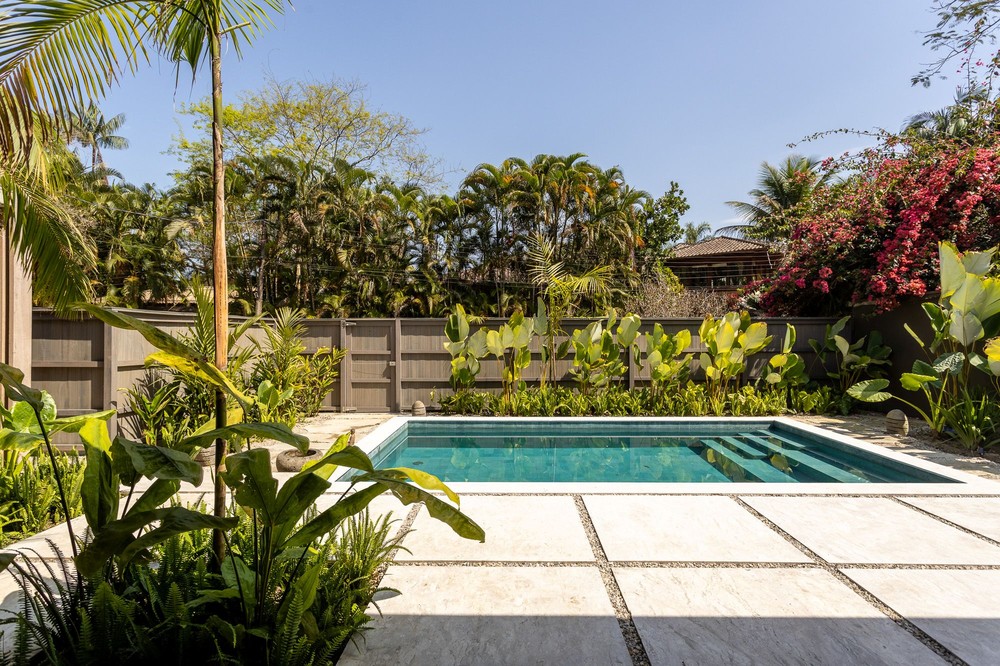 Casa de veraneio em Ubatuba integra piscina e varanda gourmet à Mata ...