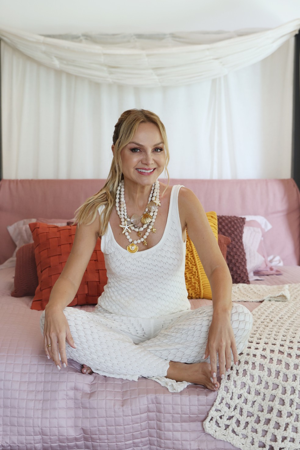 Eliana recebe famosos em mansão de 800 m² à beira-mar em Angra dos Reis, RJ