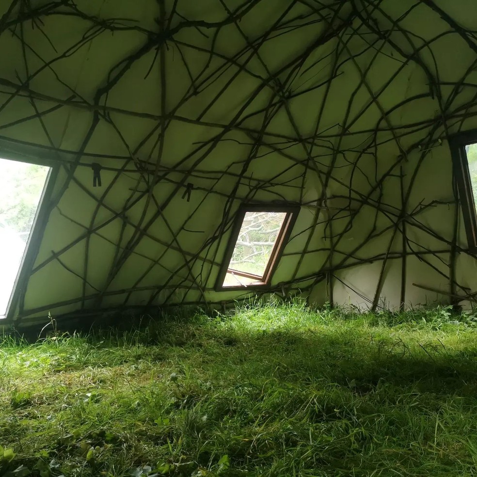 Mulher vende sua casa para morar em uma tenda, que ela mesma fez ...