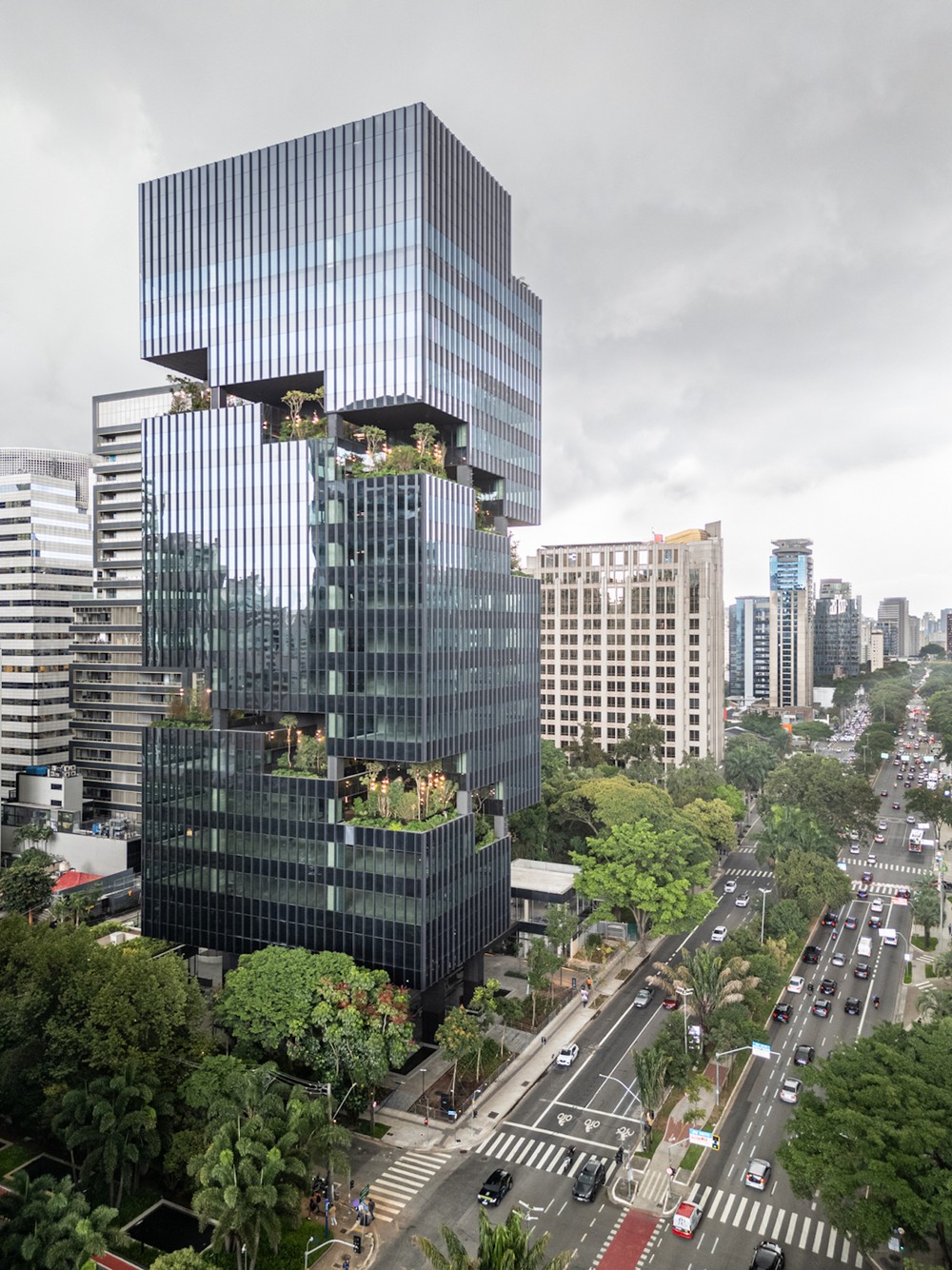 Prédio cria floresta tropical nas alturas em SP com bosques verdes nos ...