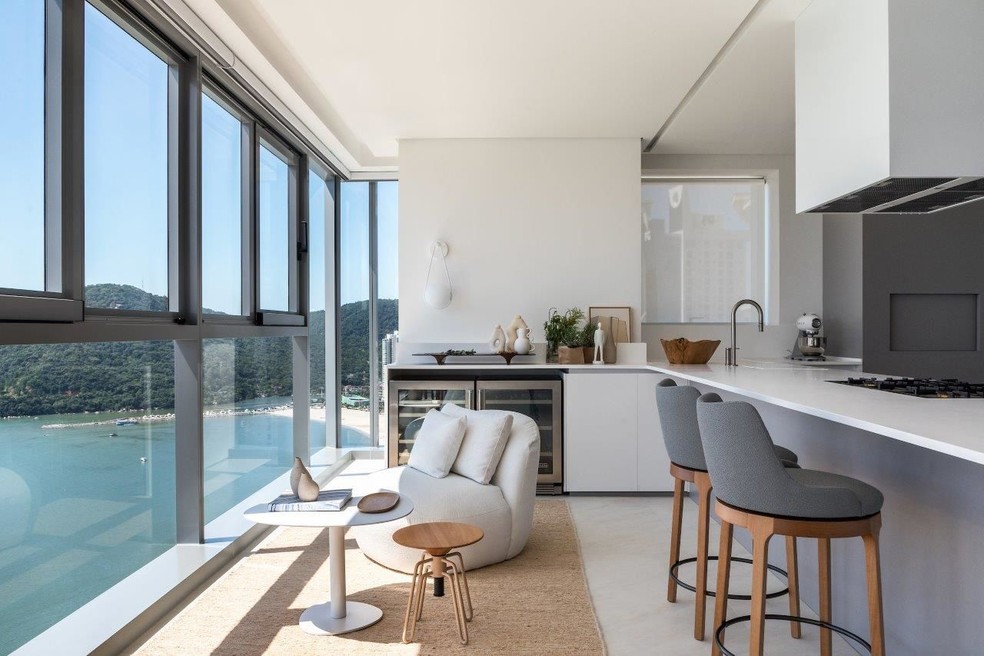 Apartamento tem estilo clean para valorizar a vista do mar