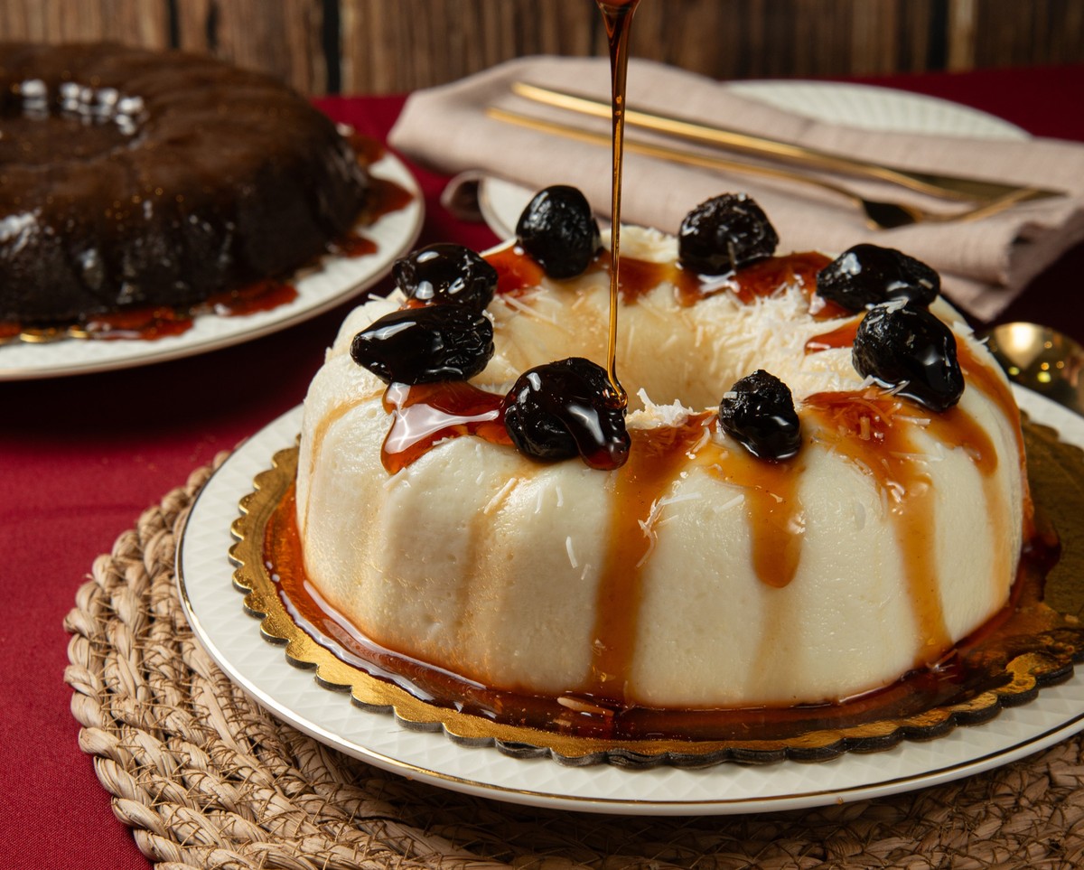 Receita de manjar de coco com calda de ameixas para o Natal