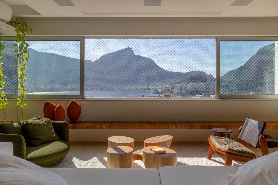 Vista para Lagoa e Cristo Redentor permeia apartamento de 150 m²