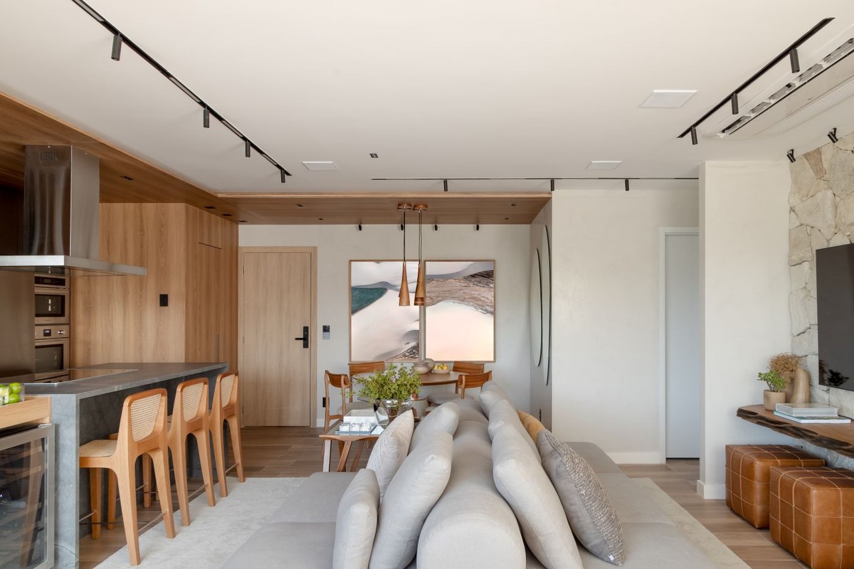 Madeira, pedra e cinza definem apartamento de 96 m² feito para morador ...