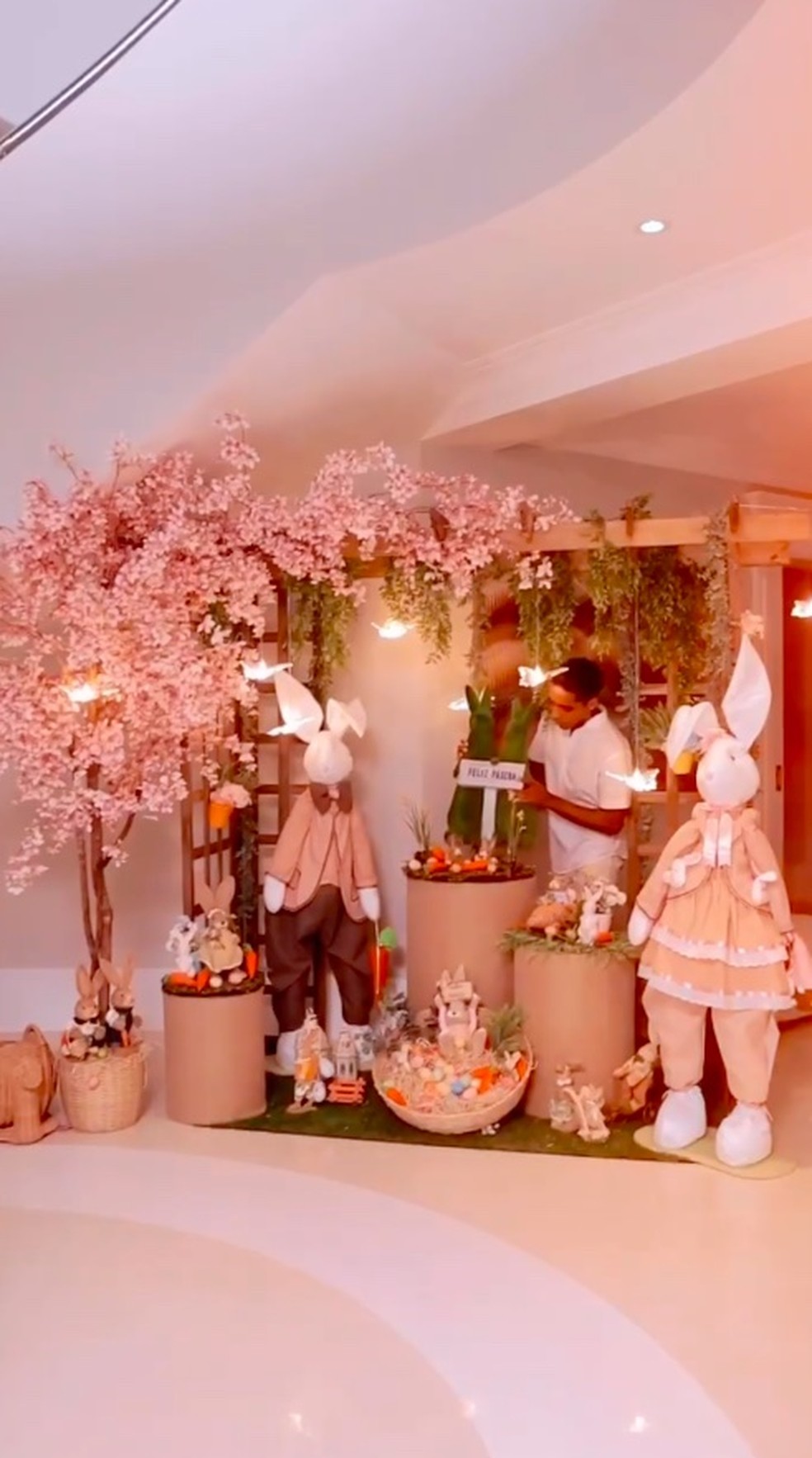 Eliana decora a sua casa para a Páscoa e conta que gosta de receber convidados: "Reúno pessoas ...