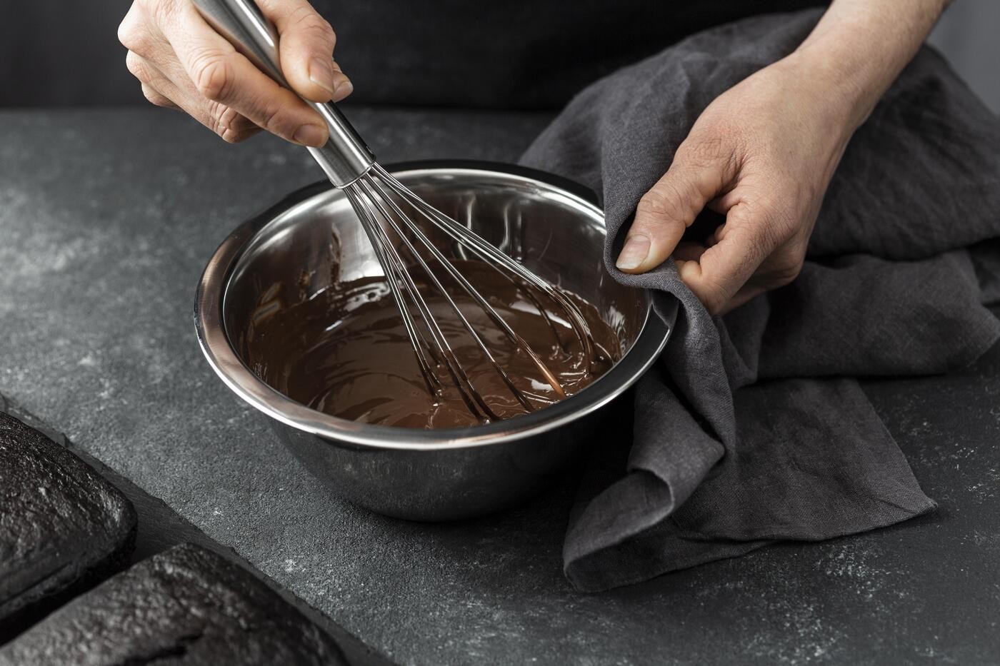 Como temperar chocolate e garantir brilho, crocância e sabor aos seus doces