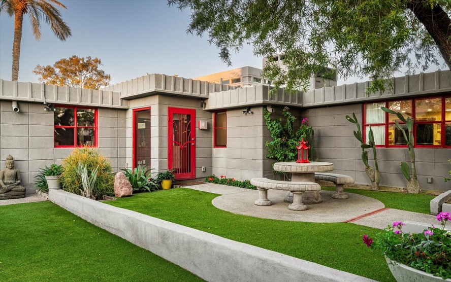 Casa vibrante com 438 janelas criada por Frank Lloyd Wright está à ...