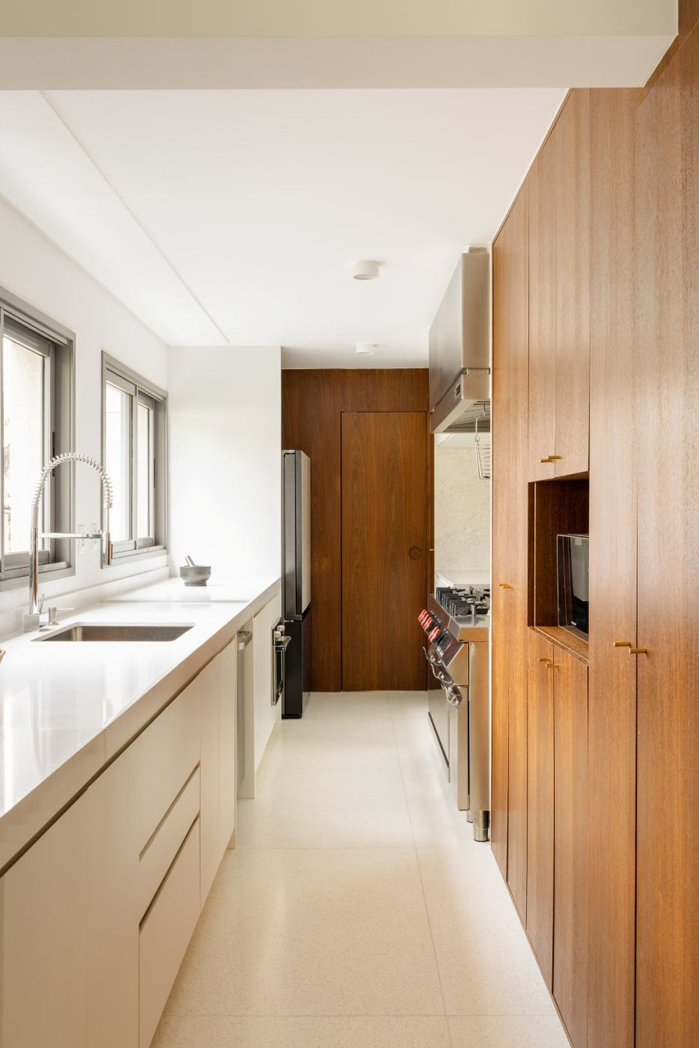Diferentes tipos e tons de madeira decoram apartamento com área social ...