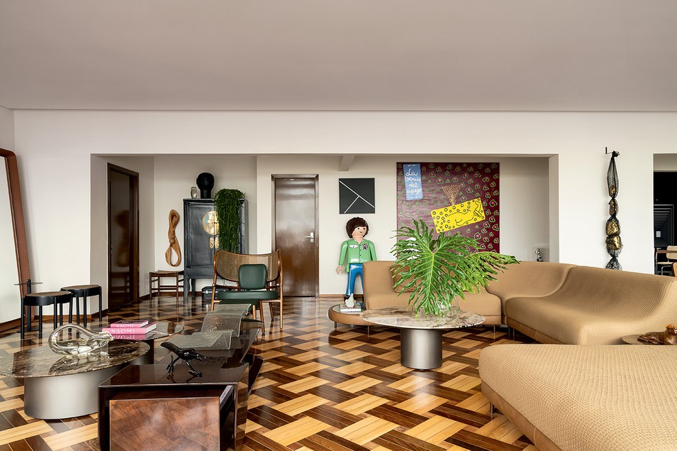 Apartamento da década de 60 mescla peças de design contemporâneo e vintage