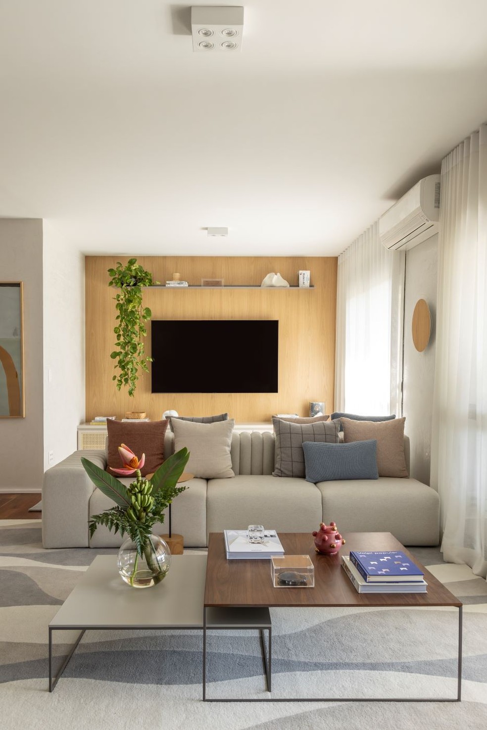 Tons neutros e toques de azul guiam projeto de apartamento em SP