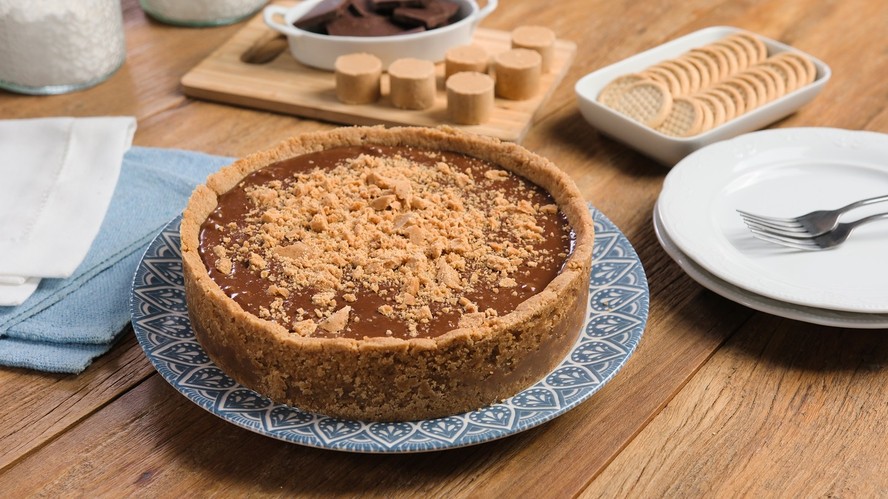 Receita de torta amanteigada de chocolate com paçoca para adoçar o dia