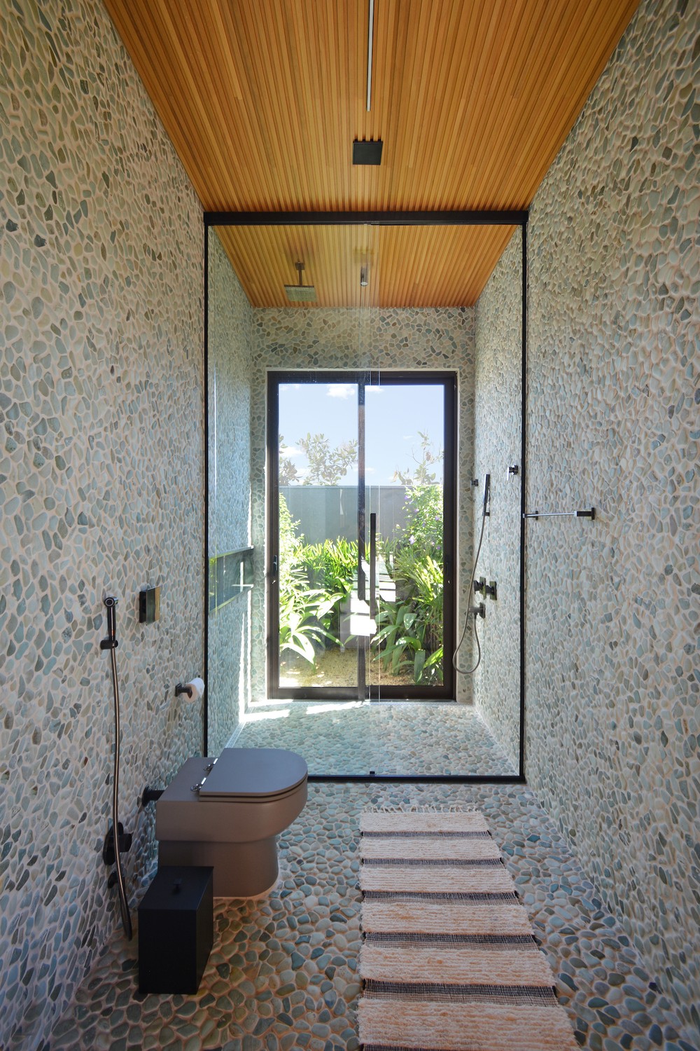 Casa de 538 m² é marcada por madeira, brises metálicos e paisagismo