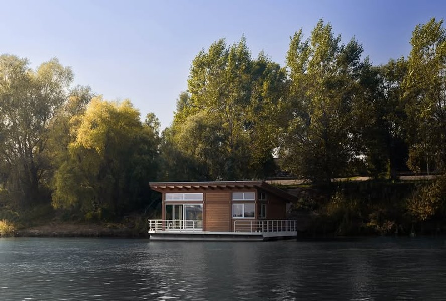 Casa flutuante em rio vira refúgio de fim de semana na Sérvia