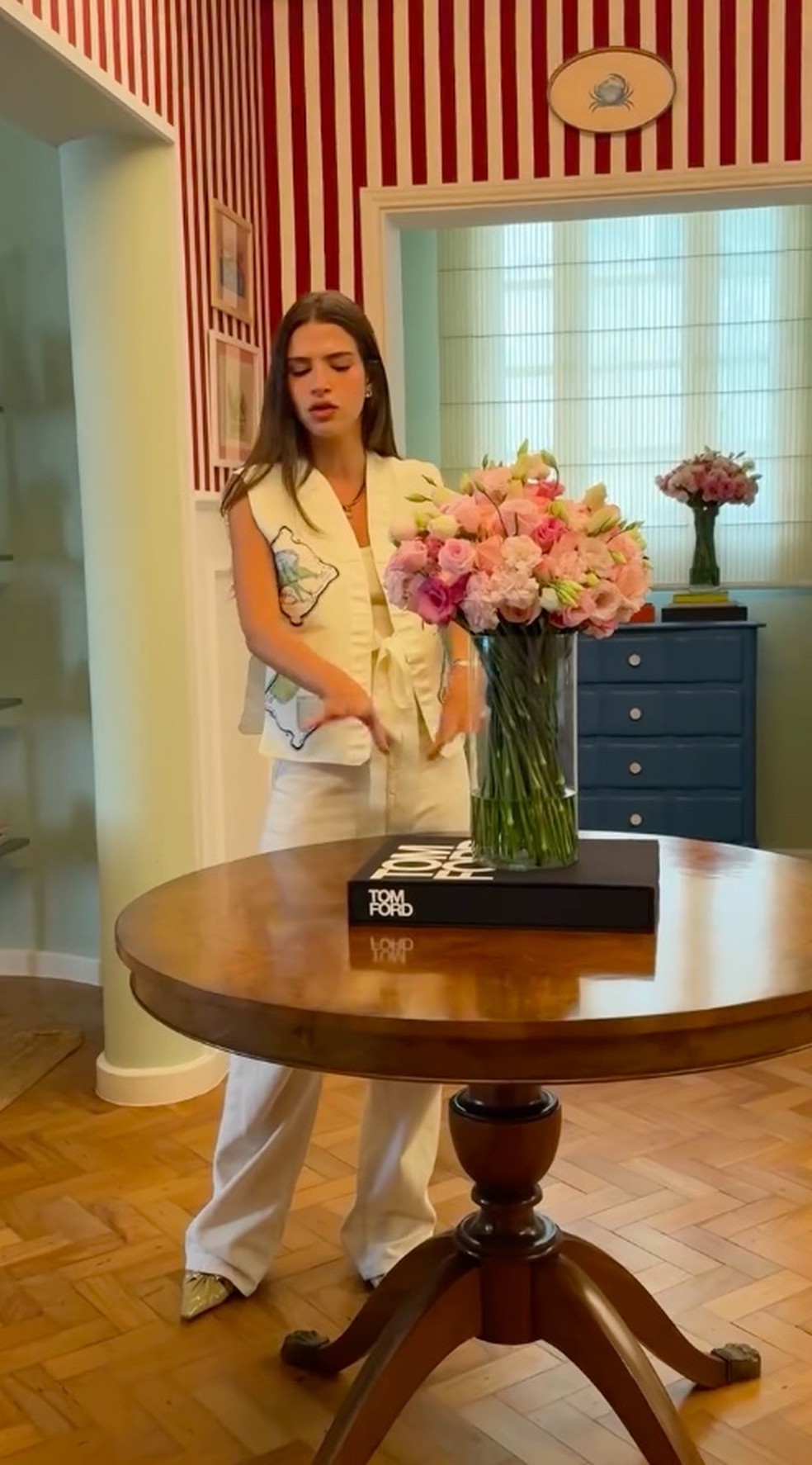 Lele Burnier faz tour pelo seu apartamento com decoração maximalista