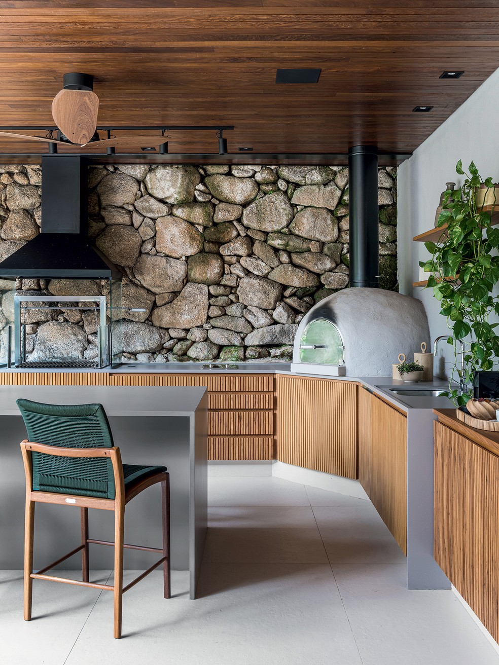 Área gourmet garante frescor da mata em casa paulistana | Decoração ...