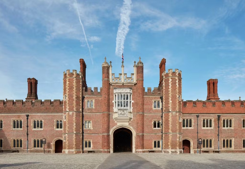 Cenários da série "Rainha Charlotte" são palácios ingleses reais que ...