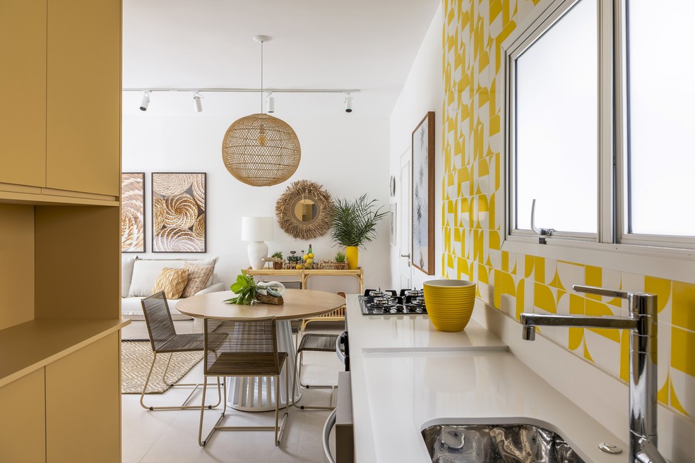 Painel de azulejos: inspire-se com projetos que recorrem ao elemento