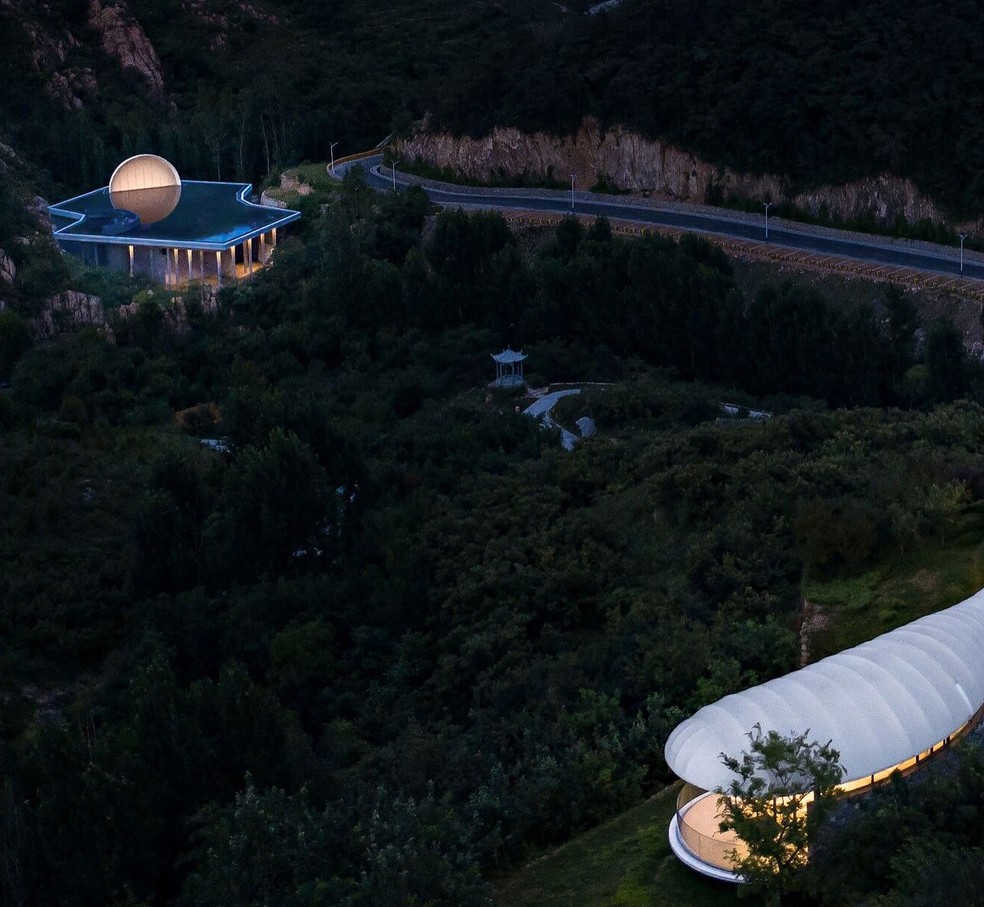 Teto de capela chinesa com espelho d'água simula 'lua que nunca se põe ...