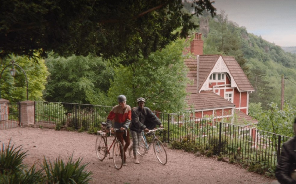 Casa do Otis de 'Sex Education' chega ao mercado por R$ 9,2 milhões