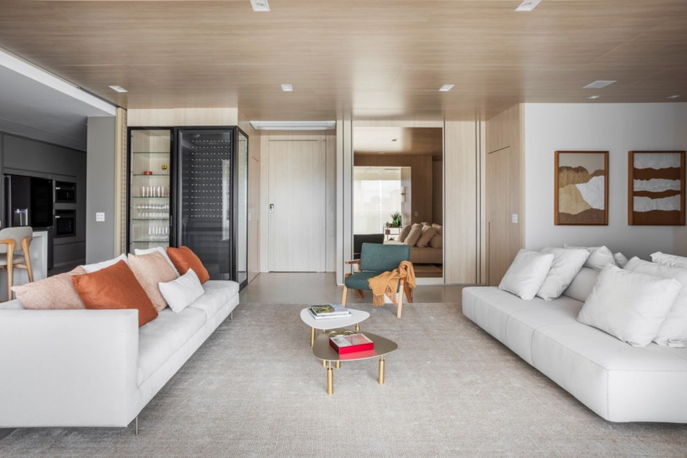 Projeto integra living e aposta em paleta suave para conferir aconchego ...