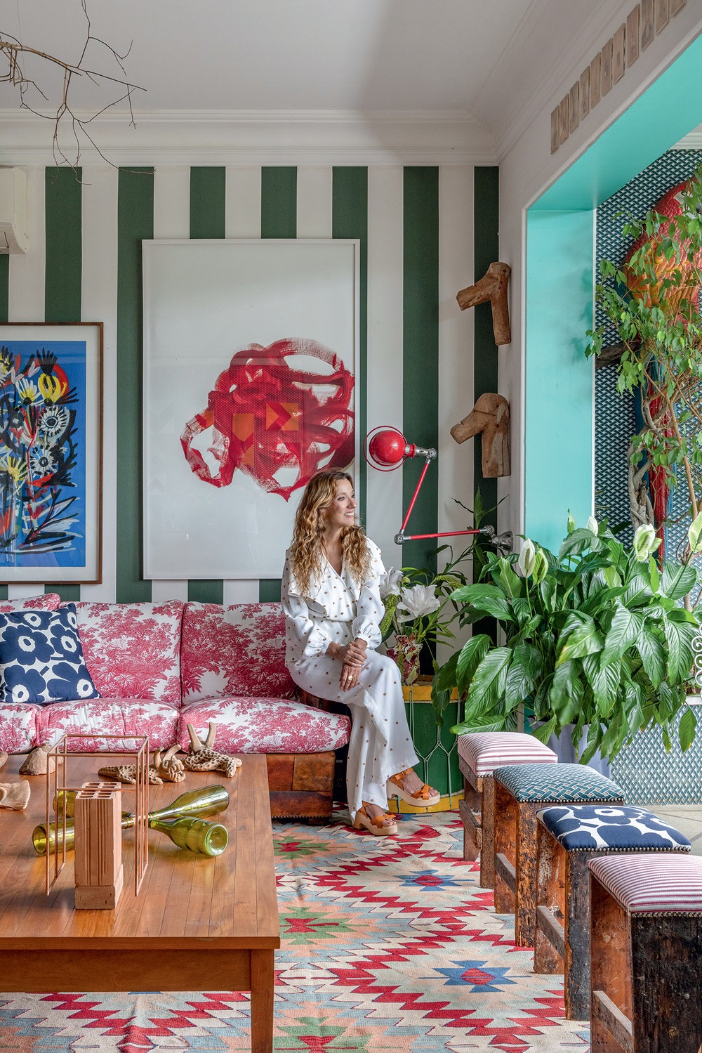 O apartamento colorido e maximalista da estilista Isabela Capeto no RJ