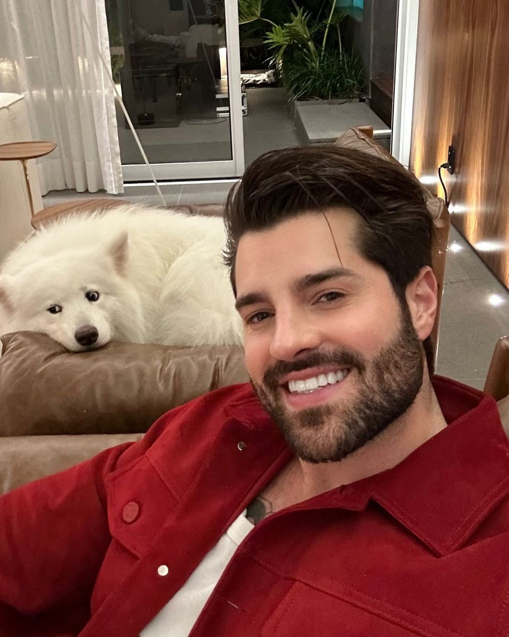 Alok descansa na sala de estar da sua mansão com seu cachorro: 'Home ...