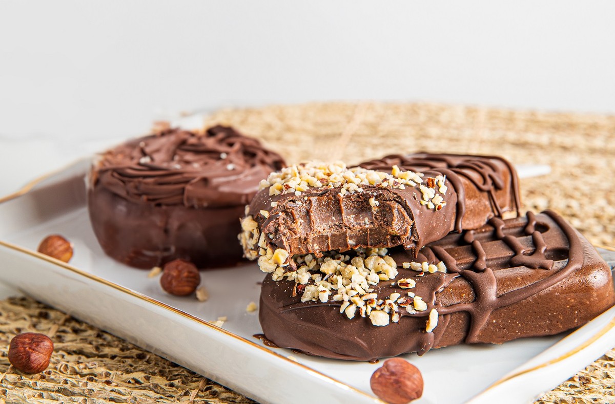 Picolé de avelã com chocolate meio amargo é fácil de fazer ...