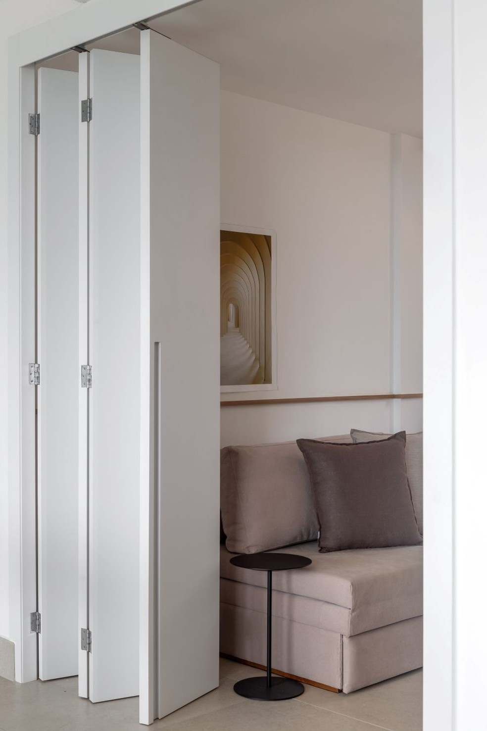 Cozinha preta e branca e decoração sóbria marcam apartamento de 70 m² ...