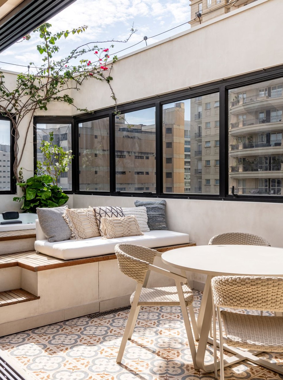 Texturas, tons claros e madeira transformam cobertura com terraço em ...