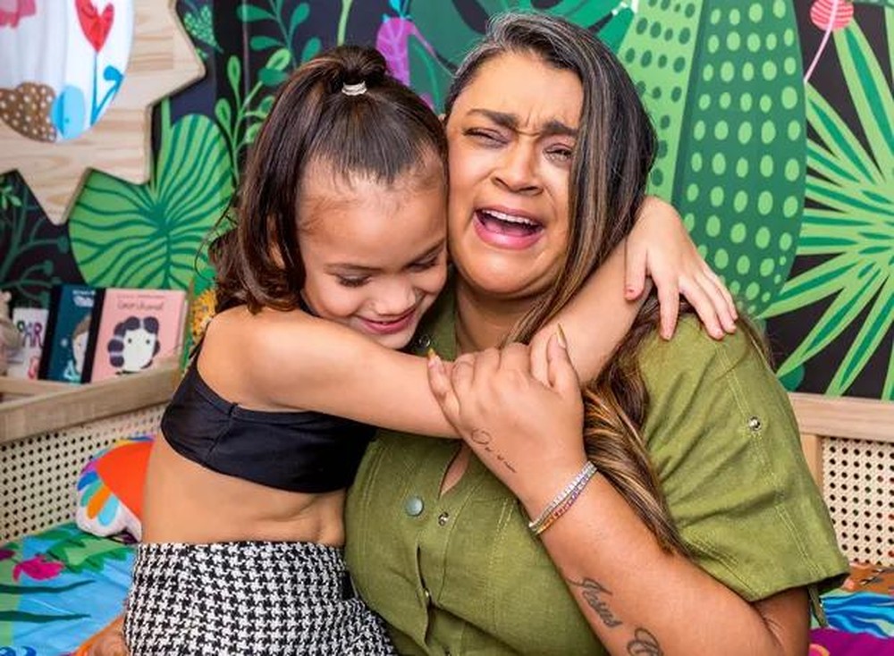 Sol, neta de Preta Gil, ganha quarto colorido com inspiração na selva ...