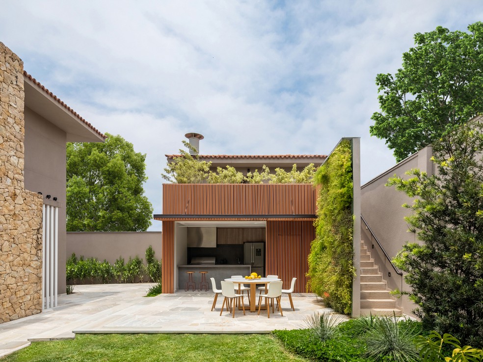 Casa passa por reforma parcial e recupera edícula para lazer da família