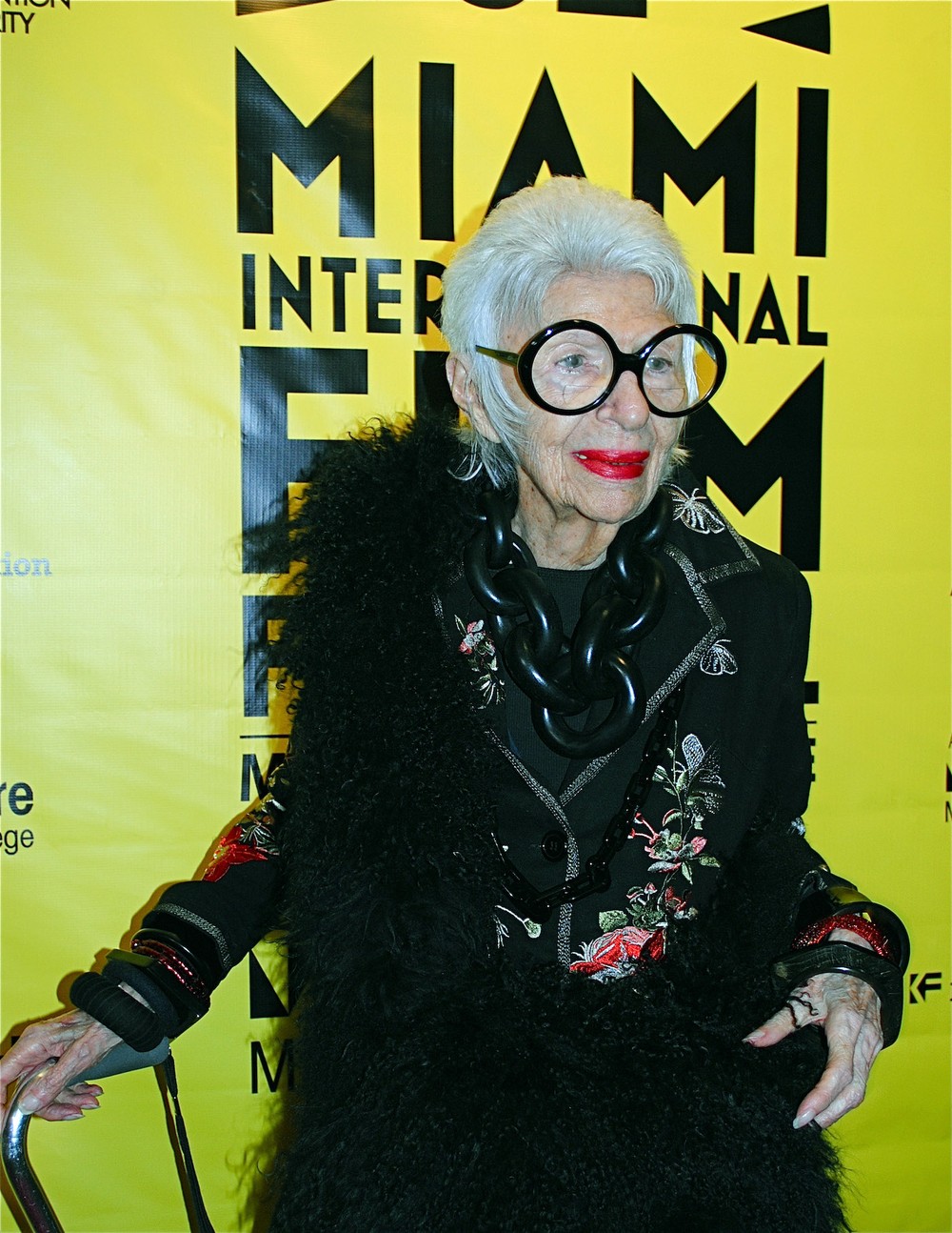 Iris Apfel, ícone da moda e do design, morre aos 102 anos ...