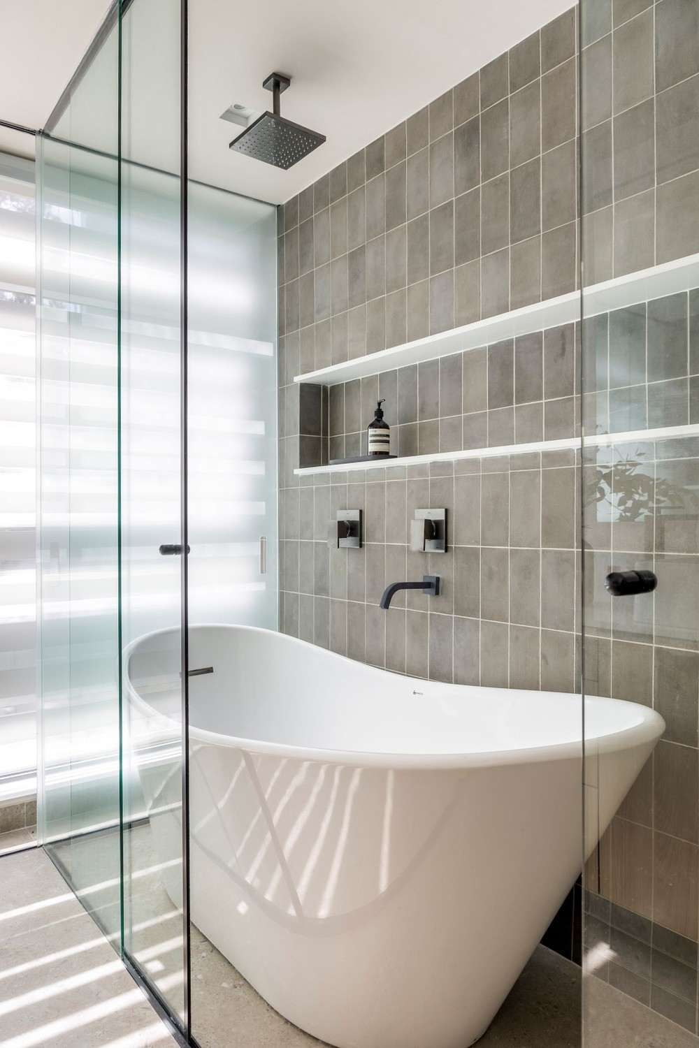 Banheiro com nichos embutidos: dicas para escolher a altura e os ...