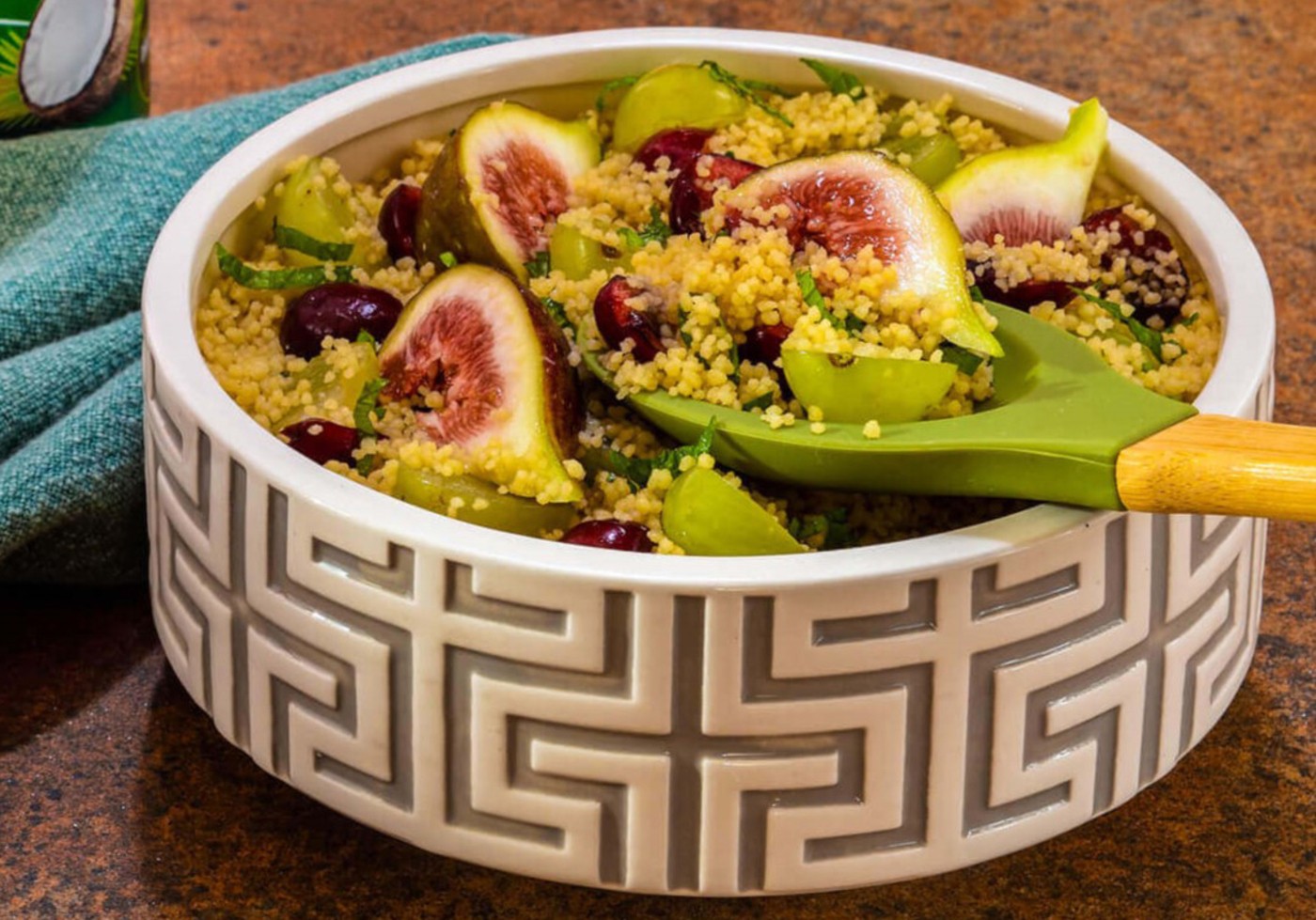 Receita vegana de cuscuz marroquino com cereja, figo e uva verde