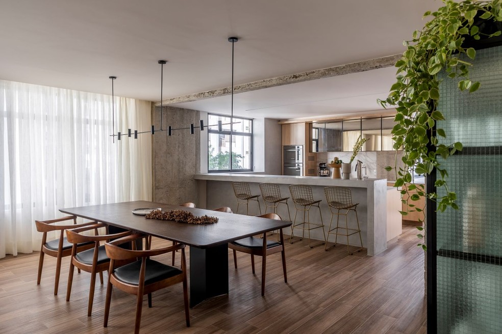 Reforma de apartamento renova layout e evidencia concreto original do ...