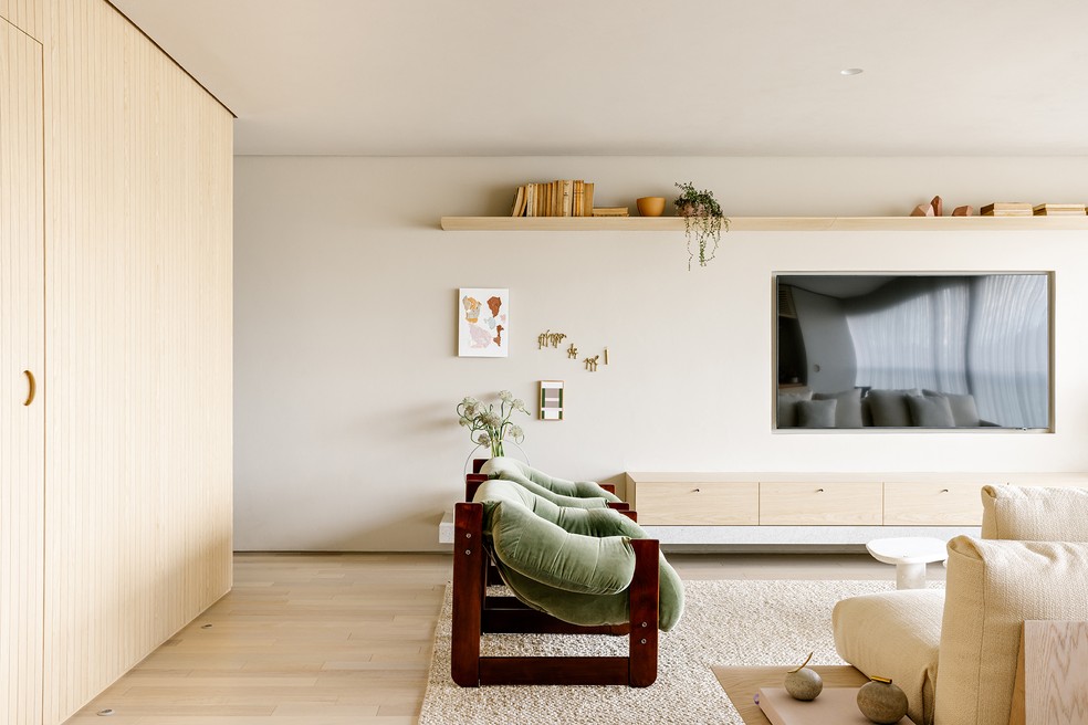 Sala minimalista: 11 projetos para se inspirar e viver com o essencial