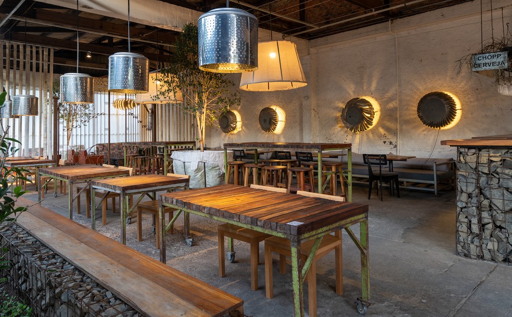 Reaproveitamento de materiais transforma food hall em point sofisticado ...