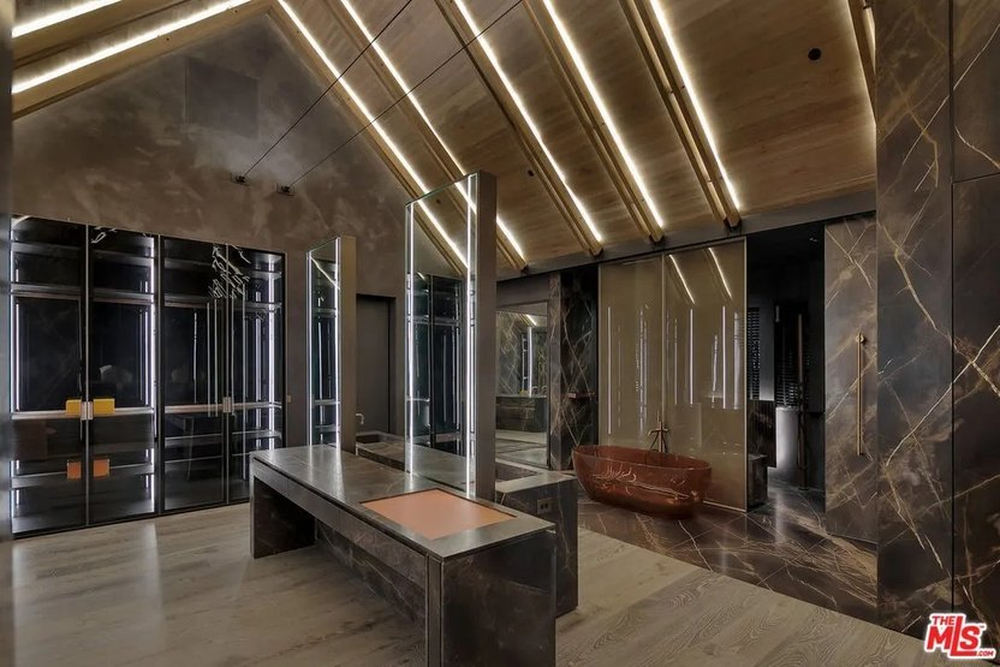 Antiga mansão de Gene Simmons, vocalista da banda Kiss, é reformada e ...