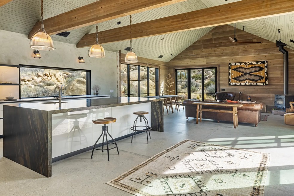 Casa camuflada no deserto de cidade criada pelo cantor Roy Rogers está ...