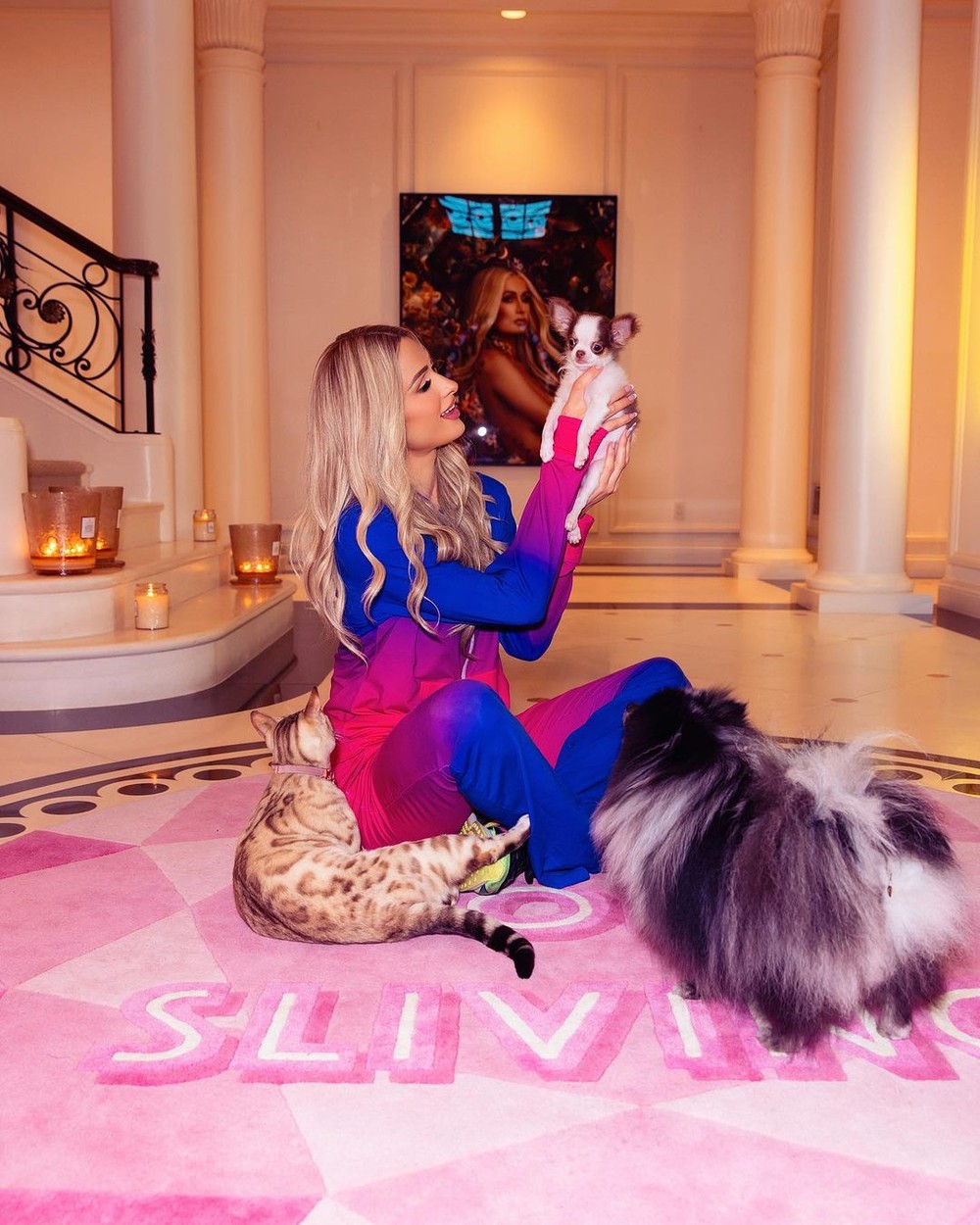 Paris Hilton exibe decoração da sua mansão com tapete rosa na sala ...