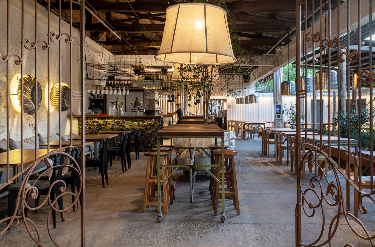 Reaproveitamento de materiais transforma food hall em point sofisticado