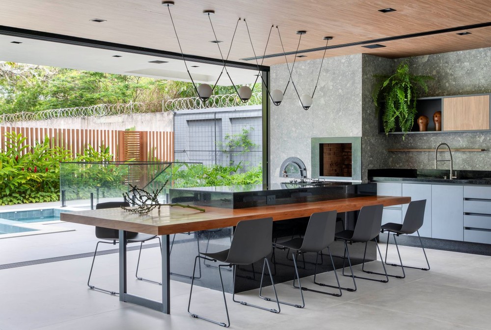 Luz natural, design brasileiro e marcenaria valorizam o convívio em ...