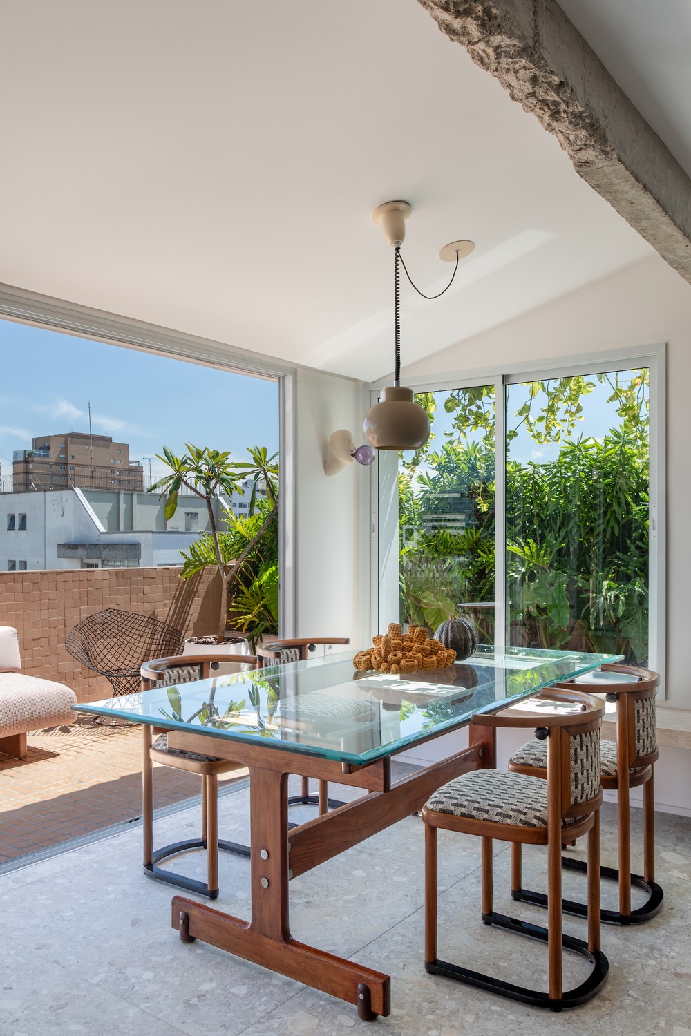 Cobertura de 140 m² tem layout invertido para valorizar varanda ...