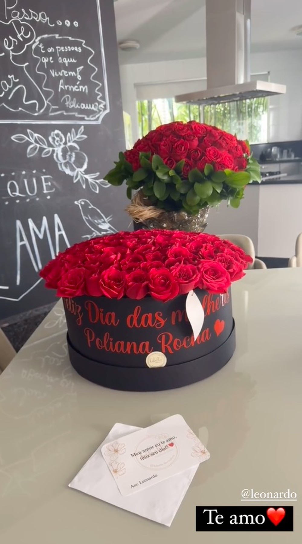 Poliana Rocha ganha buquê enorme de rosas vermelhas de Leonardo
