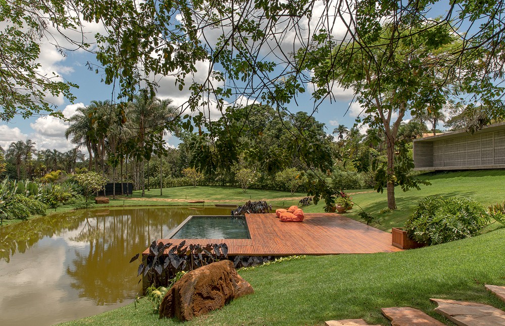 Brises suavizam a brutalidade do concreto e de pedras em casa mineira