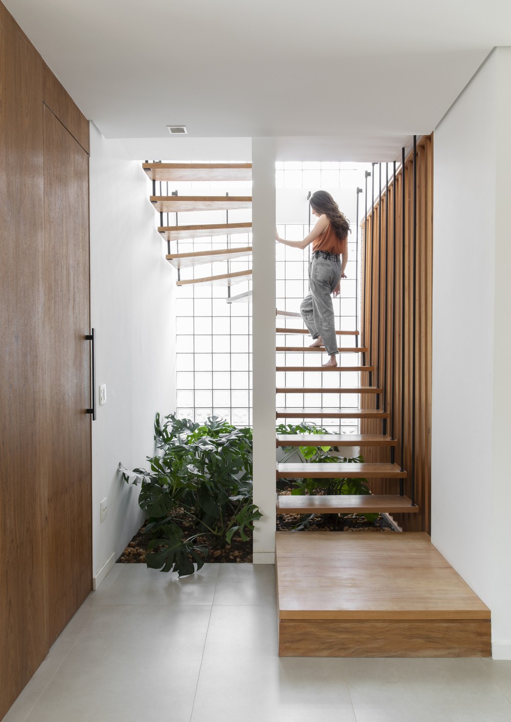Arquitetura e design brasileiro se conectam em casa cercada por verde